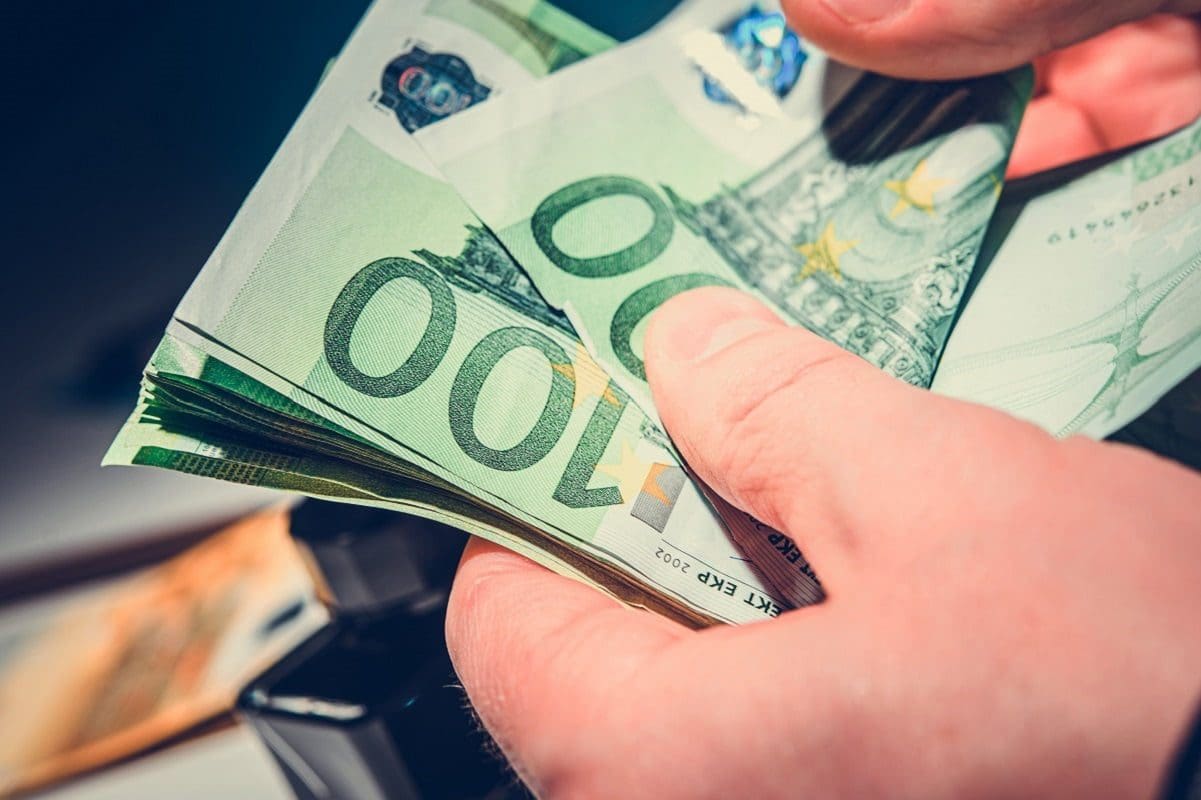 Cotations Voici Le Prix De Change De 100 Euros Sur Le March Noir En cotations-voici-le-prix-de-change-de-100-euros-sur-le-march-noir-en